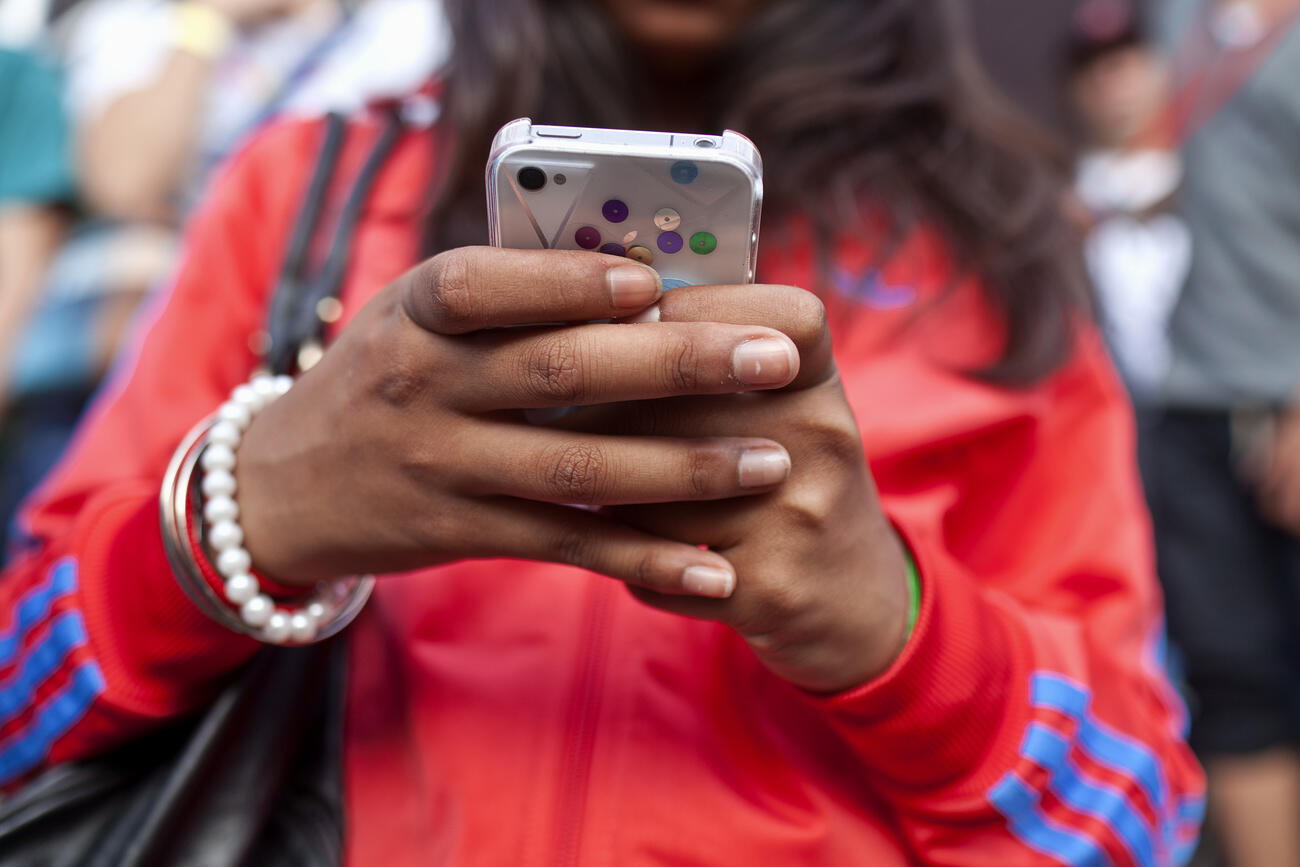 Smartphone makes us walk like cowboys | Naratek