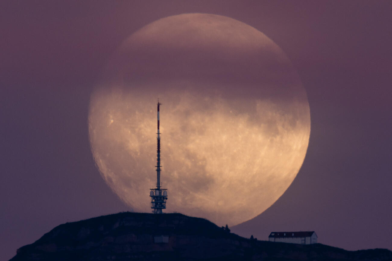 Mitigating the effects of global warming with moon dust | Naratek