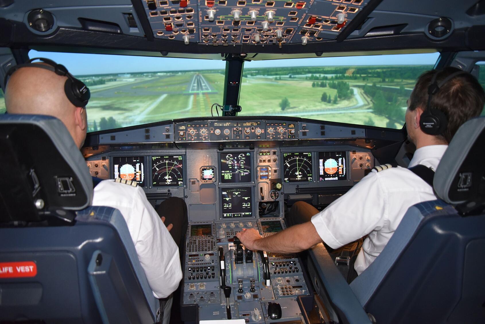 Eye-tracking system facilitates pilot training | Naratek